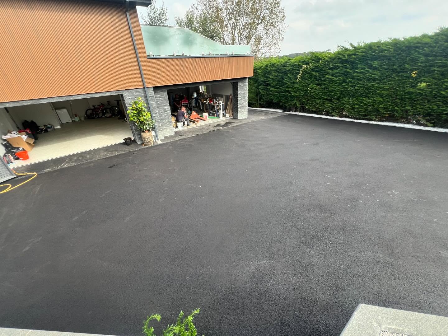 An all black Tarmac driveway in Feock, Cornwall - Cremin Surfacing